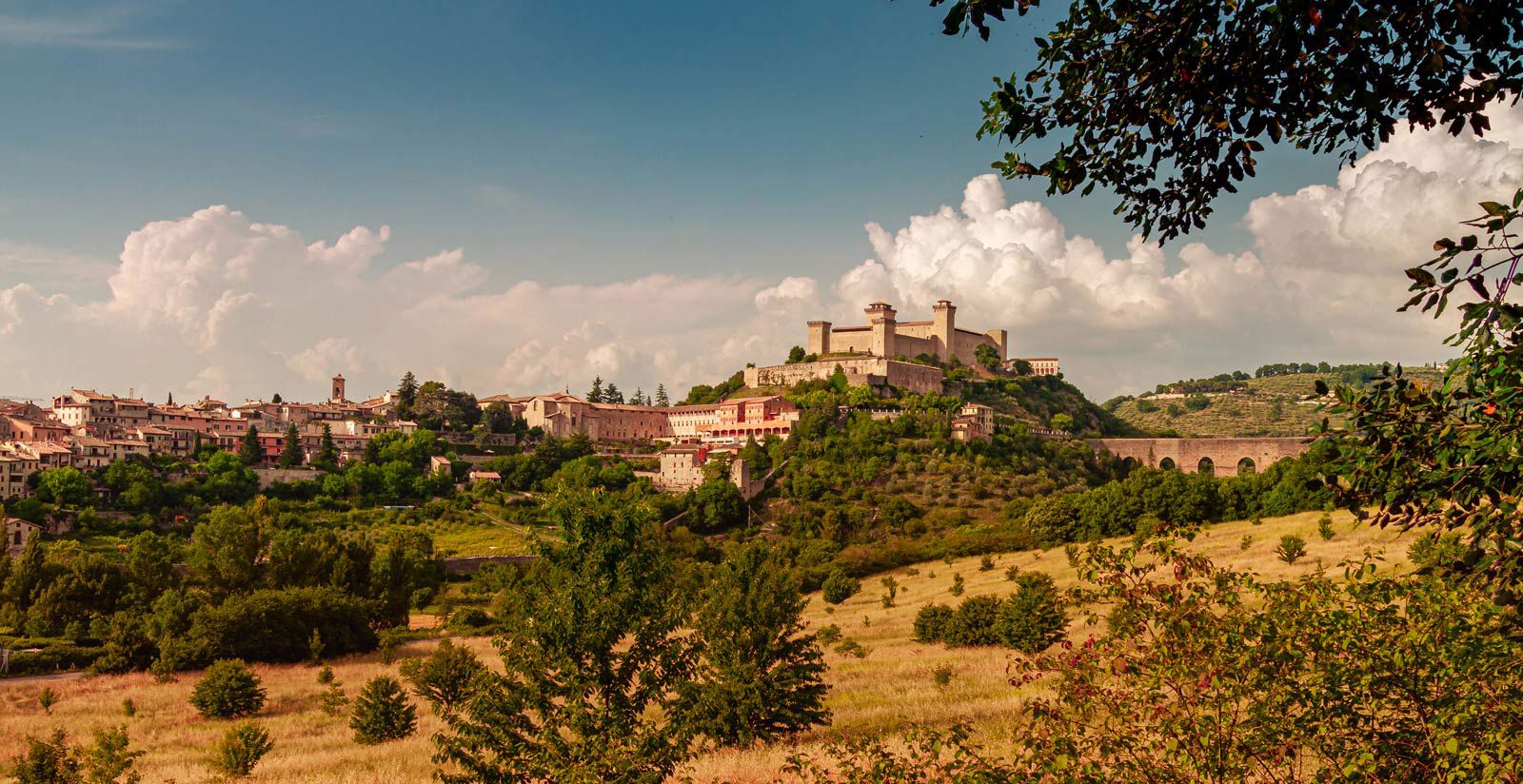 Discover the surroundings of Spoleto with Hotel San Luca. Book