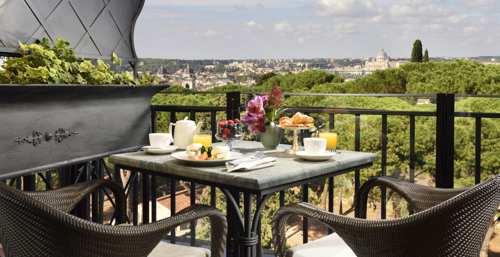 Book the Deluxe room at Hotel Splendide Royal Rome