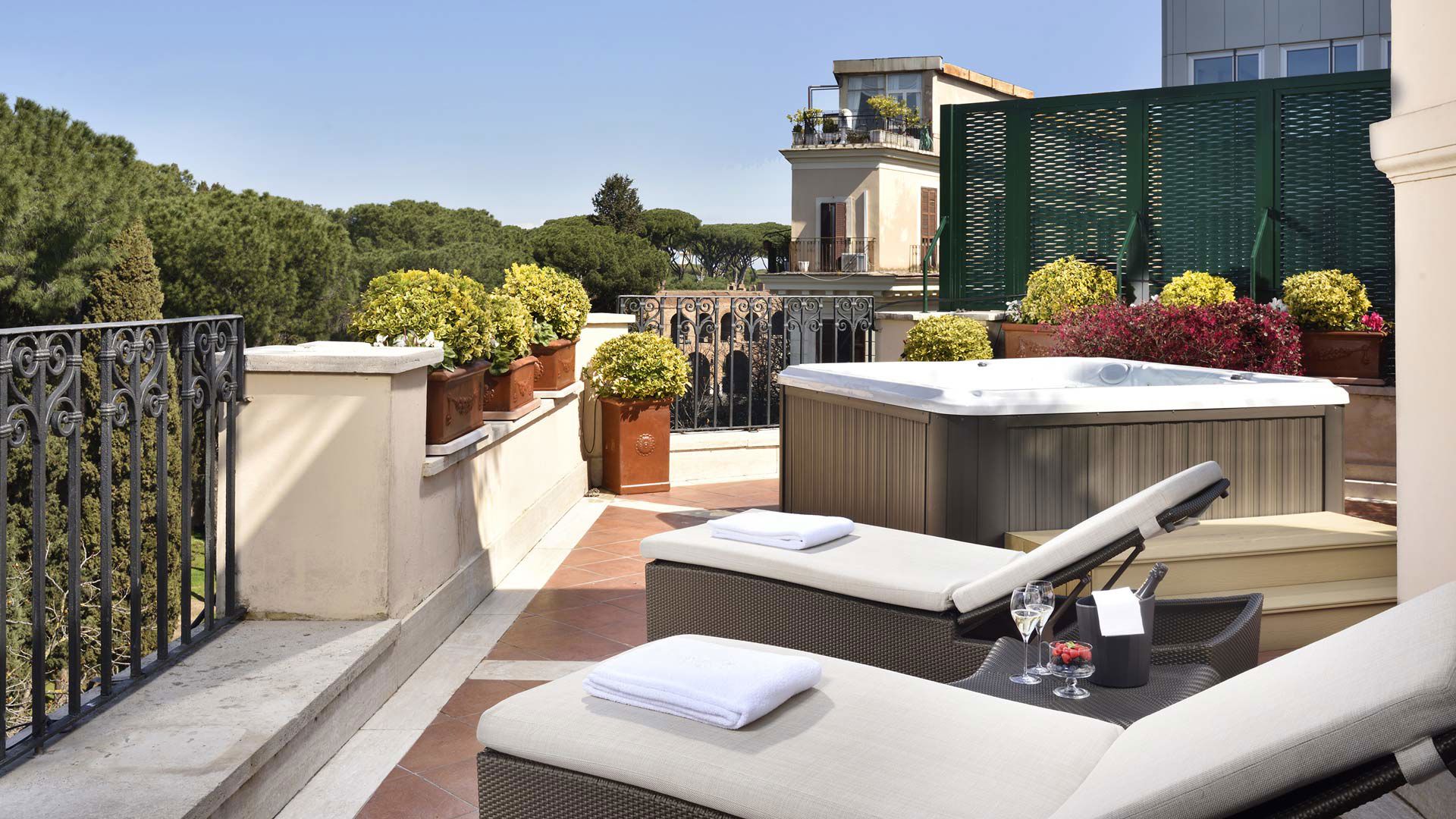 Book the Terrace Jacuzzi Suite of Hotel Splendide Royal Rome
