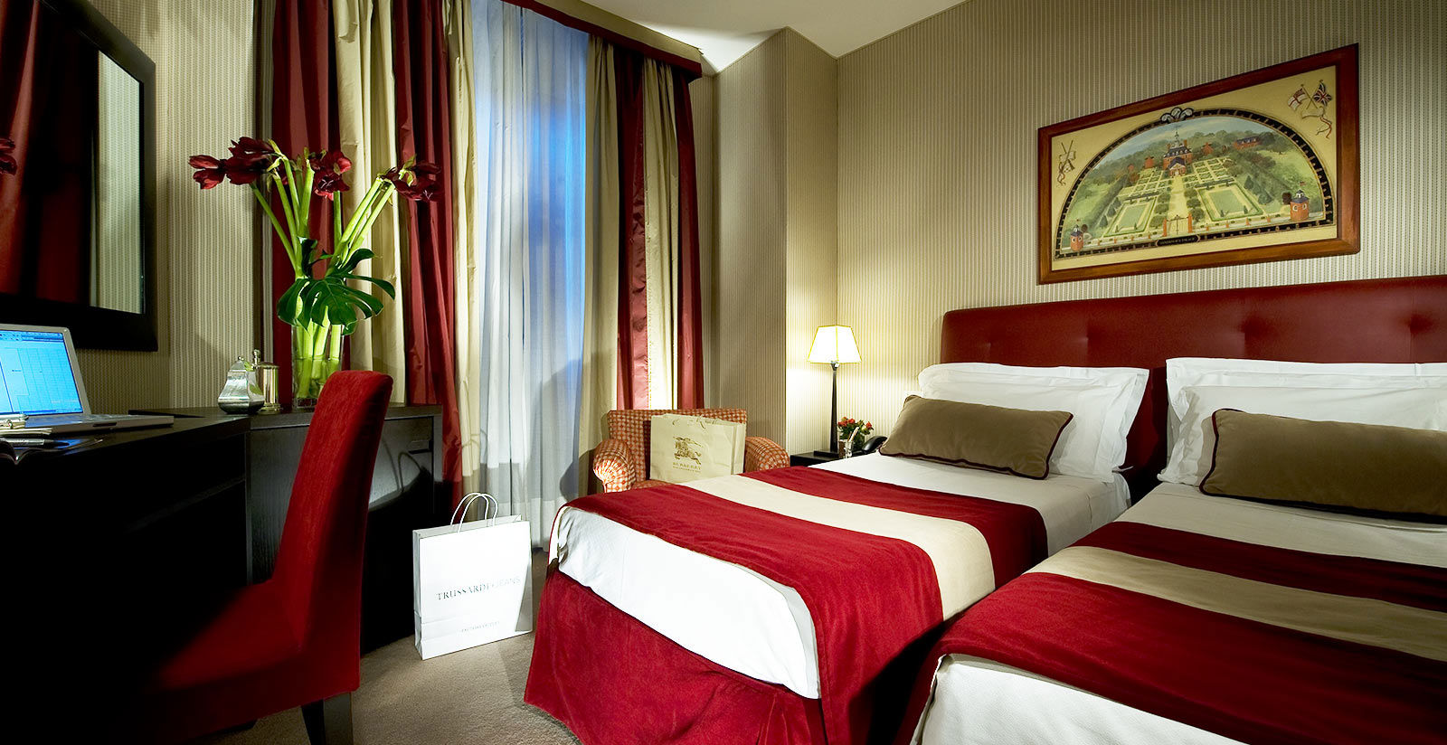 Discover the classic double room at Hotel Dei Borgognoni in Rome