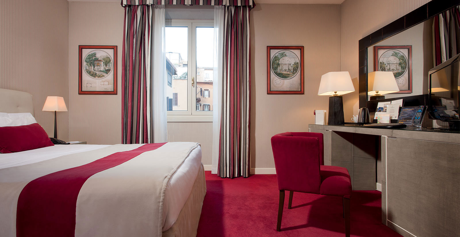 Discover the rooms of Hotel Dei Borgognoni in the center of Rome