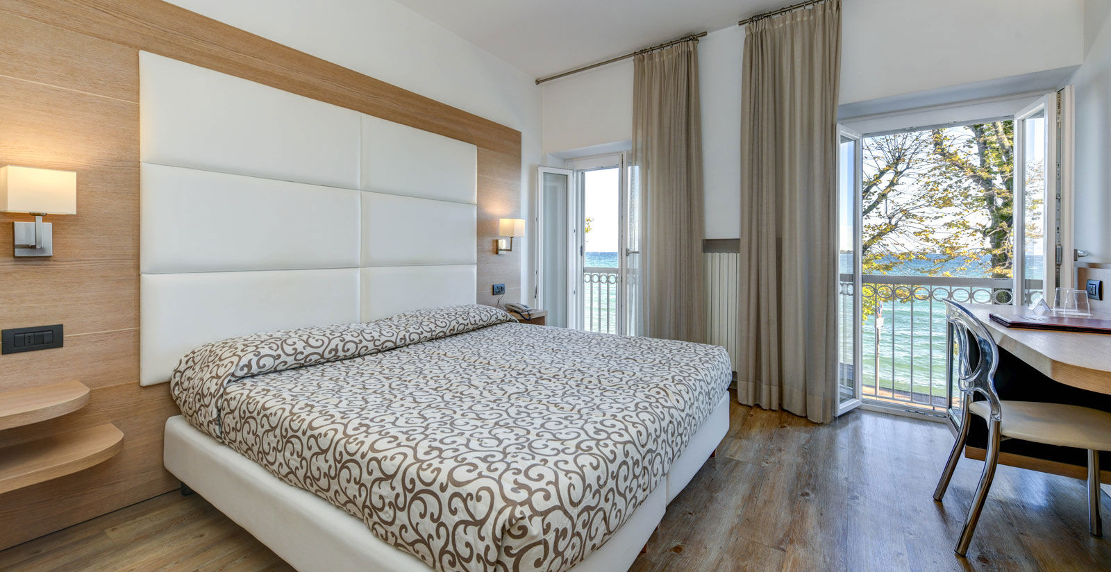 Book Comfort Double room with lake view at Hotel Europa Desenzano