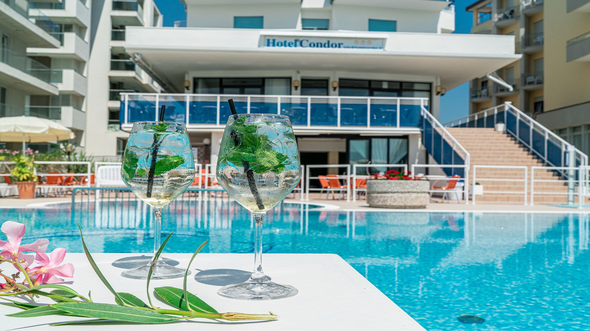 Entdecken den Pool und die Bar des 3-Sterne-Hotels Condor in Jesolo