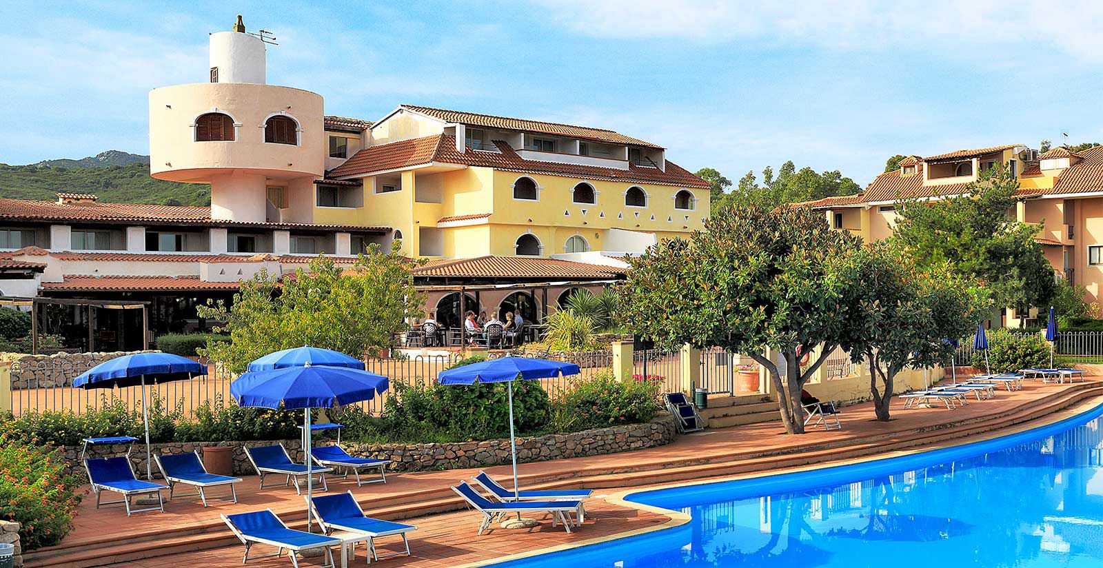 Buchen Sie Ihren Urlaub im Colonna Beach, dem Hotel mit Pool an der ...