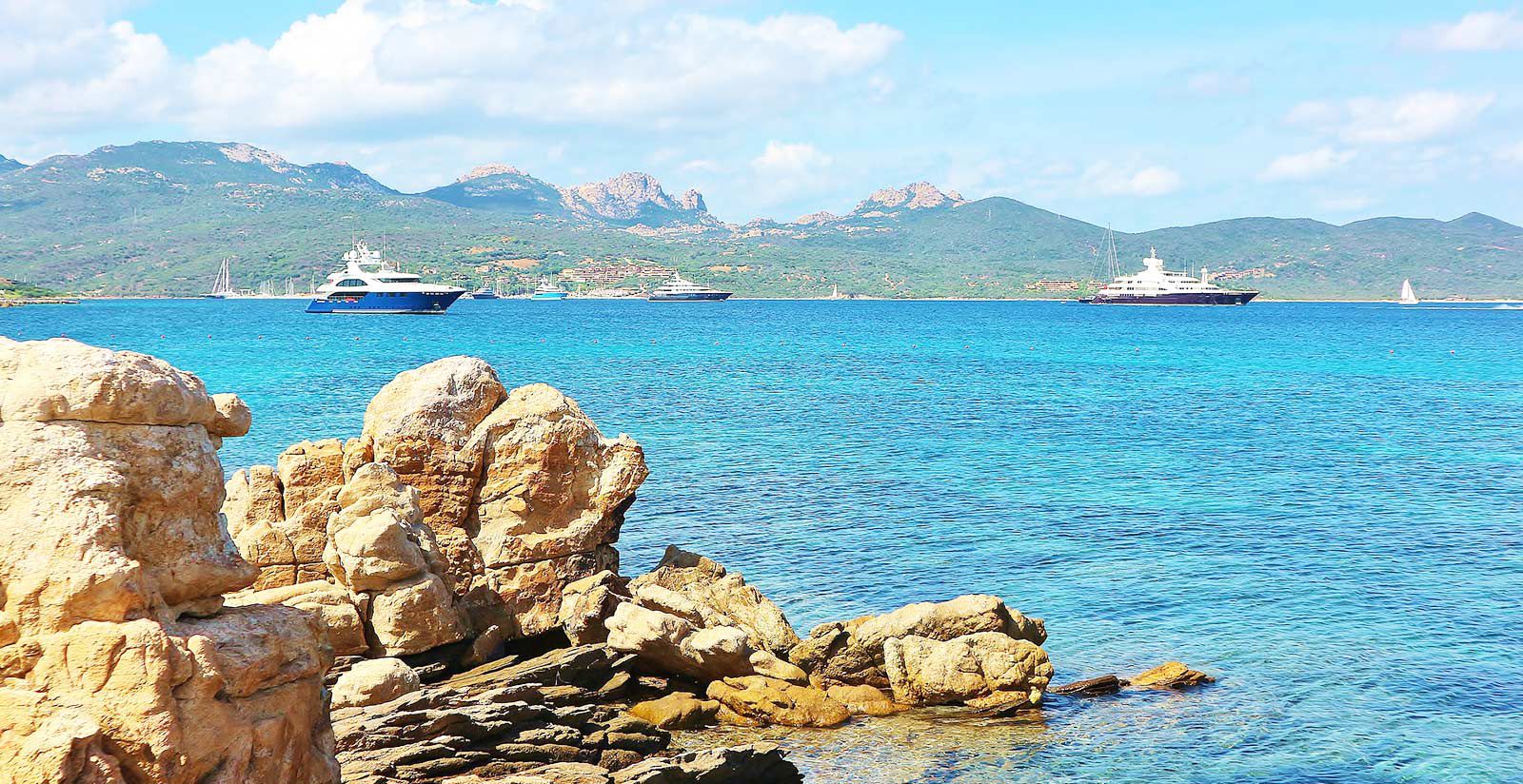 Colonna Beach Hotel, find out what you can see in the Gulf of Marinella