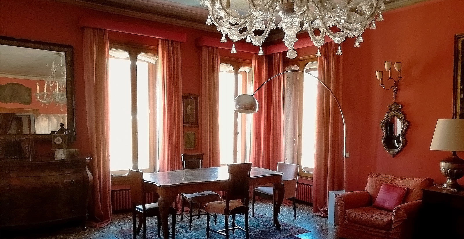 Discover the typical Venetian rooms and suites of the Metropole Hotel