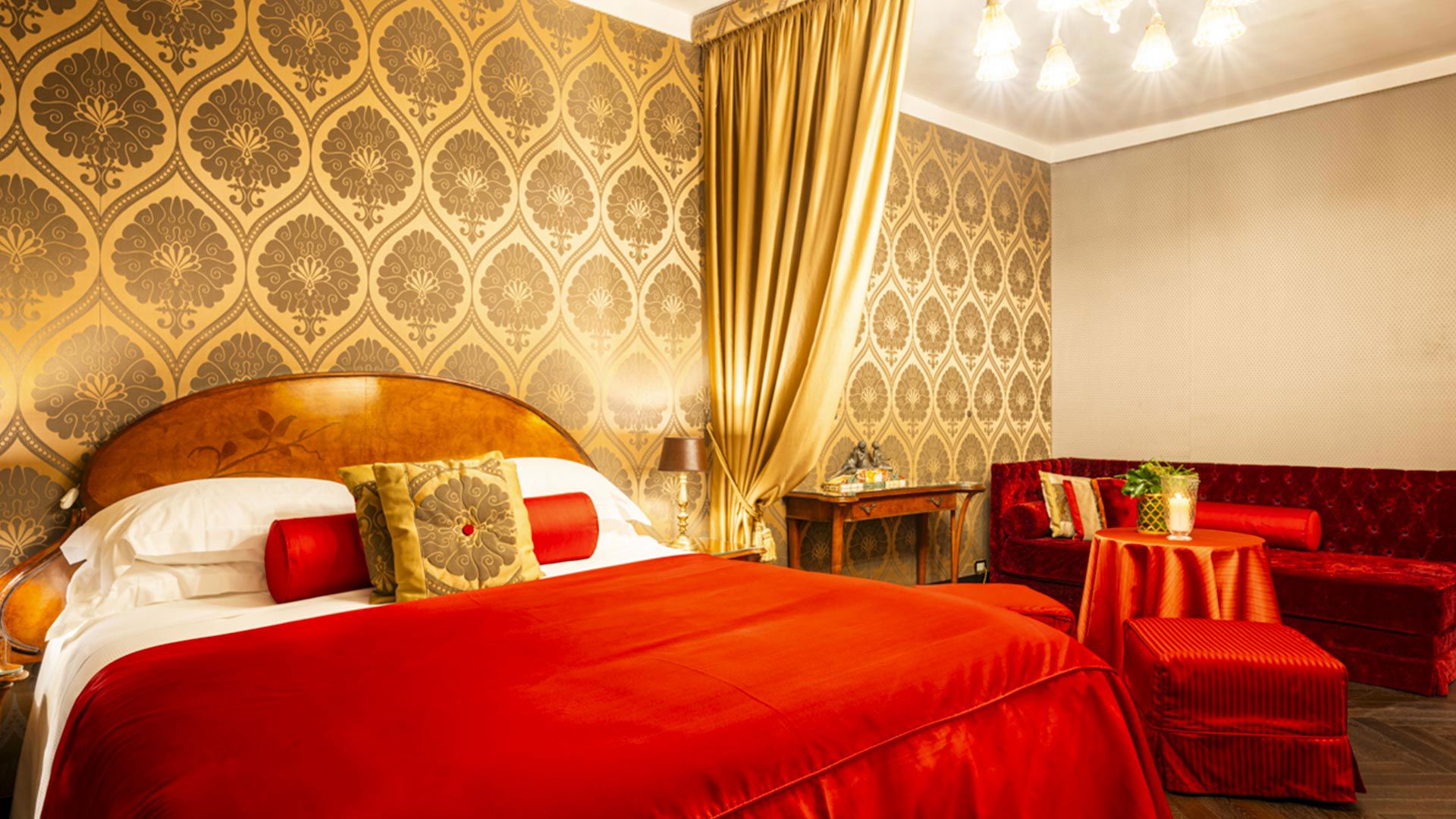 Discover the typical Venetian rooms and suites of the Metropole Hotel