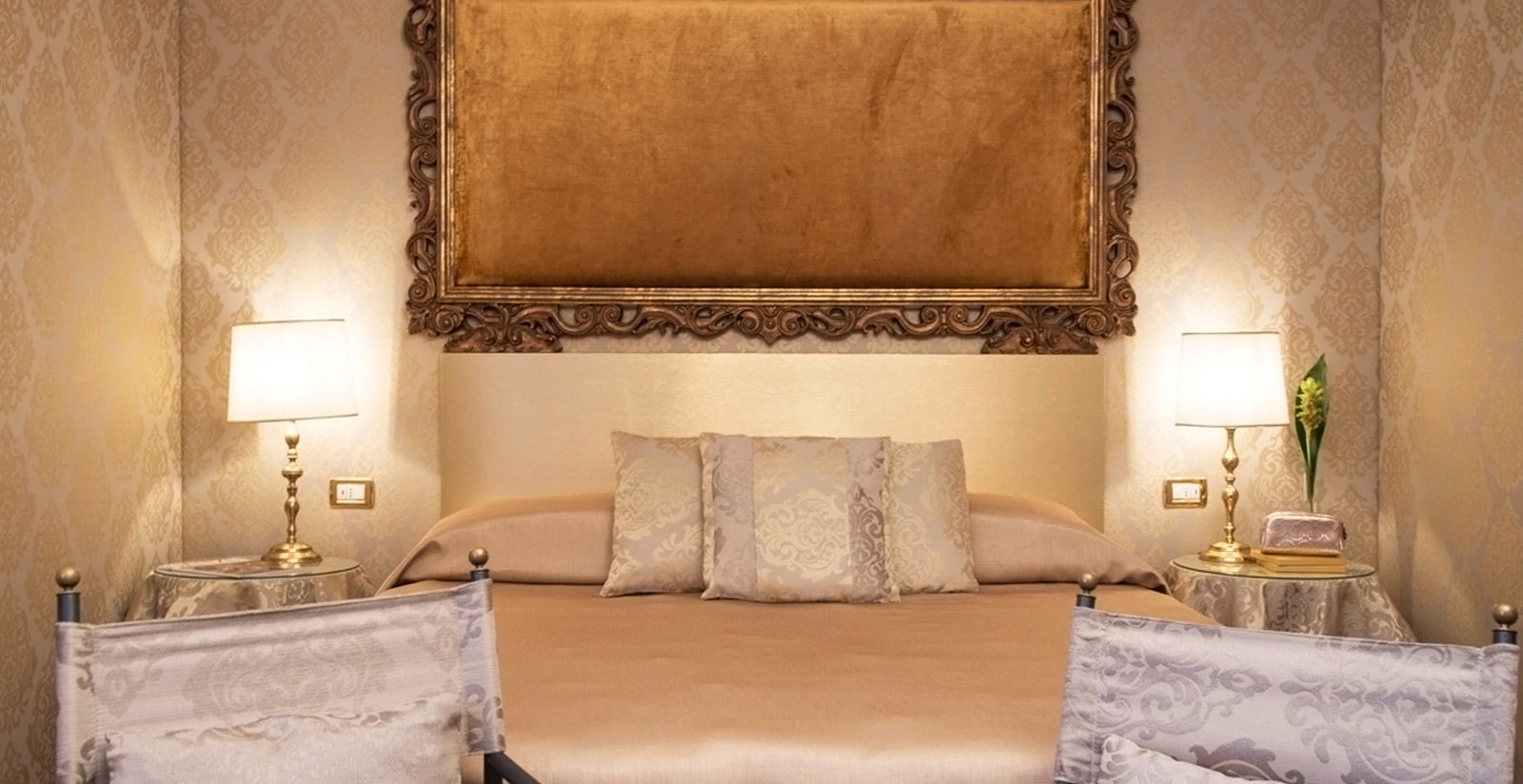 Discover the typical Venetian rooms and suites of the Metropole Hotel