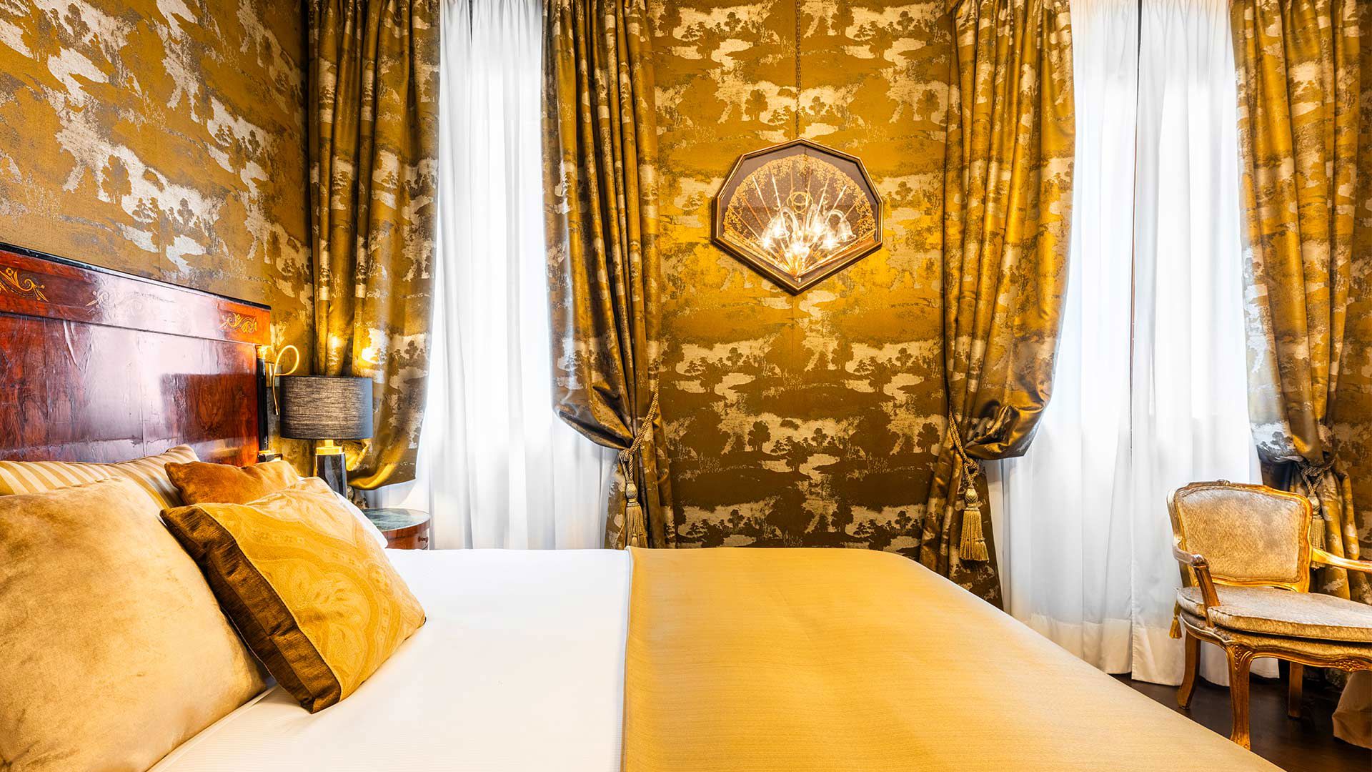 Discover the typical Venetian rooms and suites of the Metropole Hotel