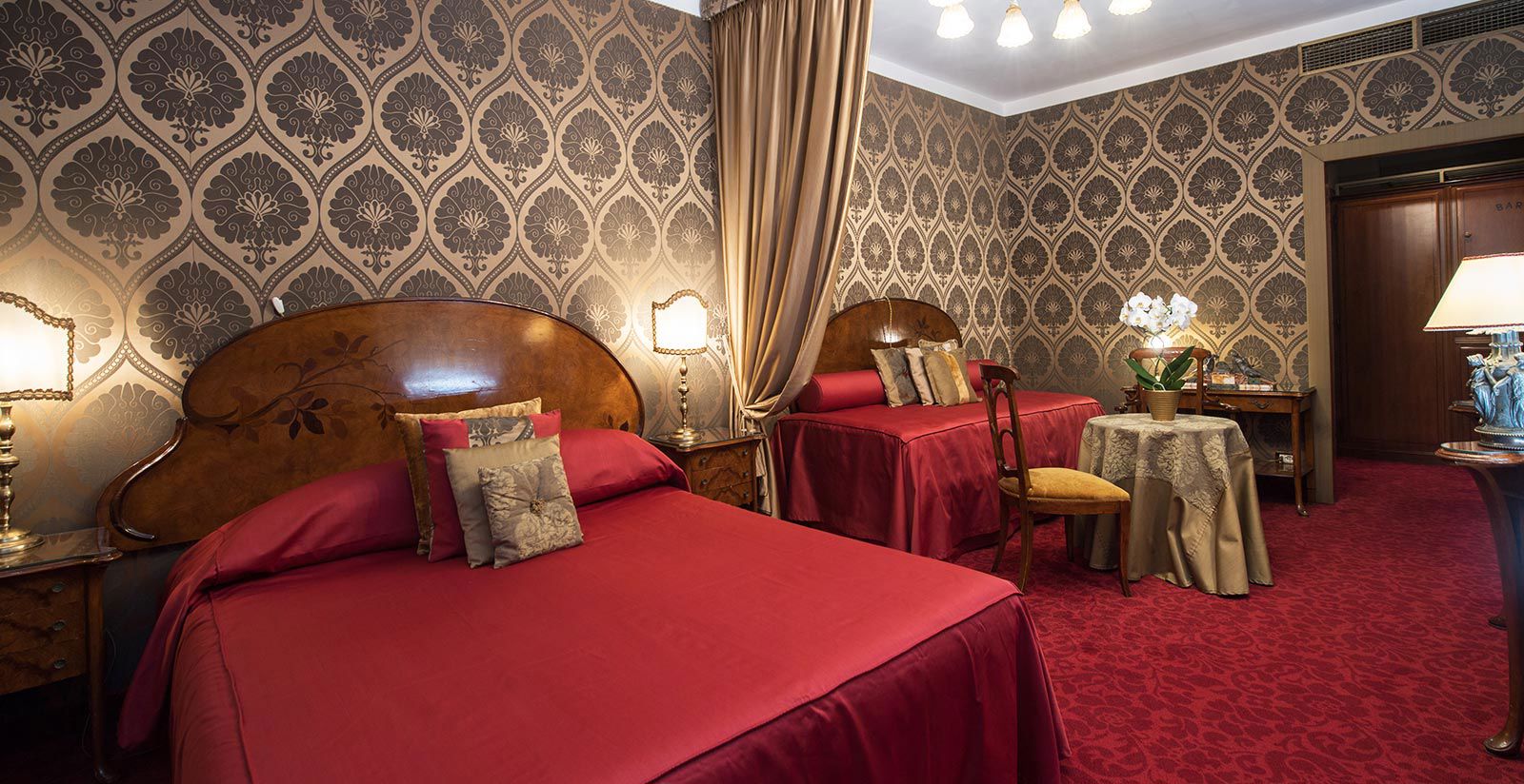 Discover the typical Venetian rooms and suites of the Metropole Hotel