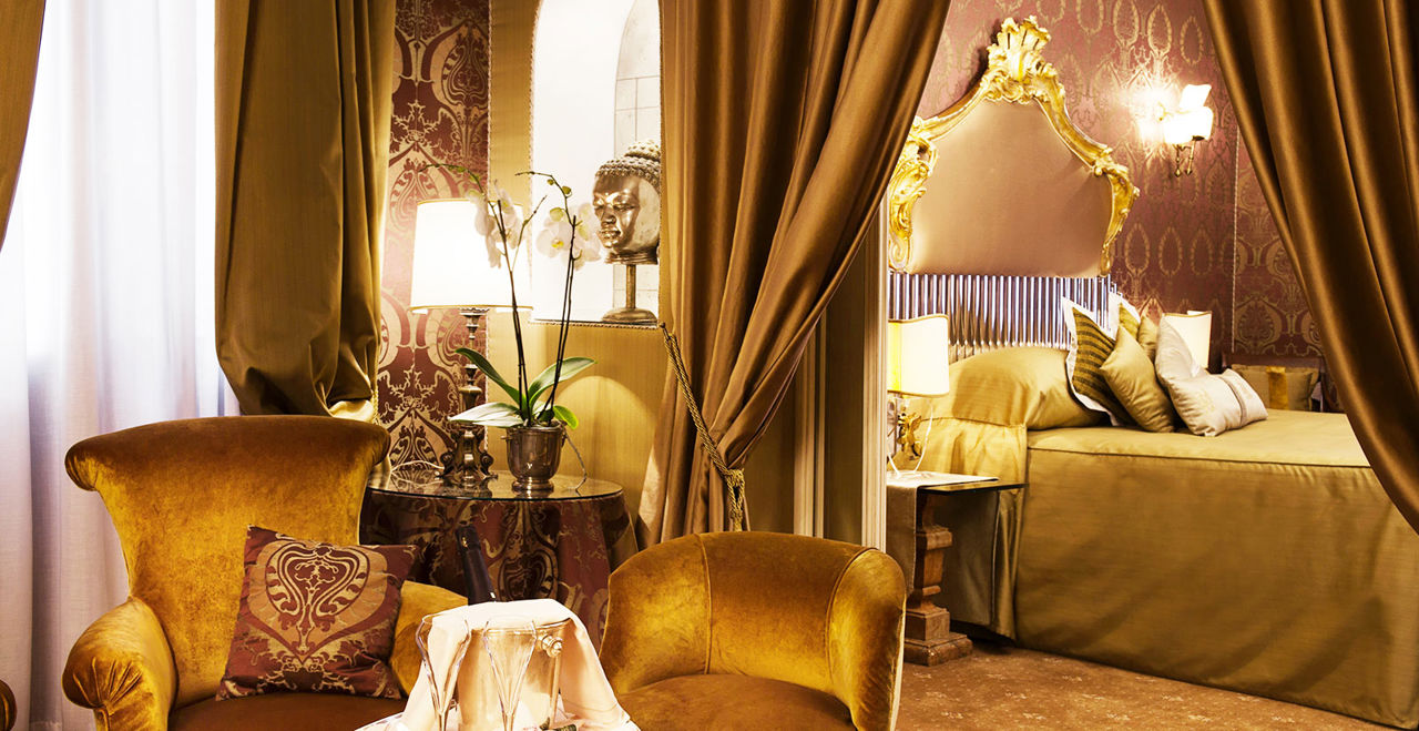 Discover the typical Venetian rooms and suites of the Metropole Hotel