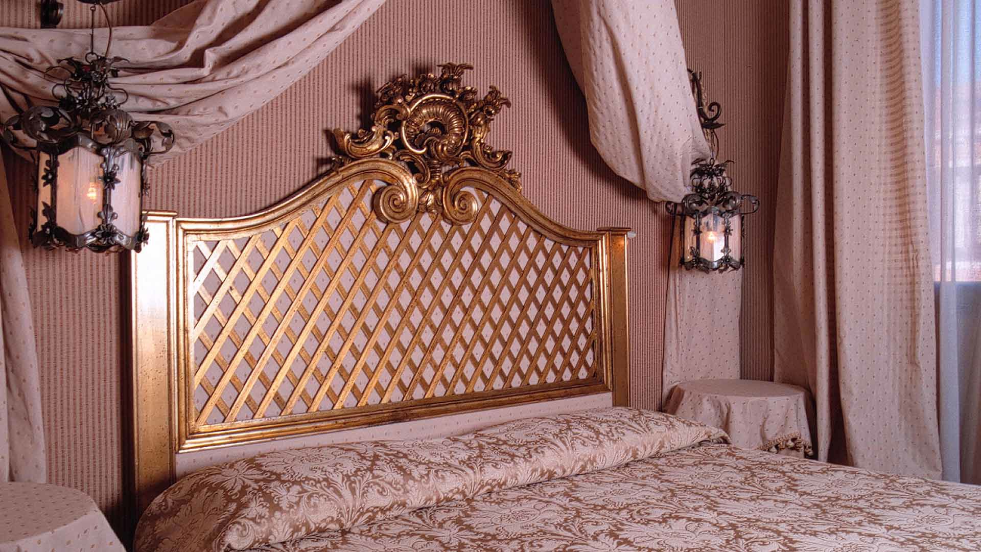 Discover the typical Venetian rooms and suites of the Metropole Hotel