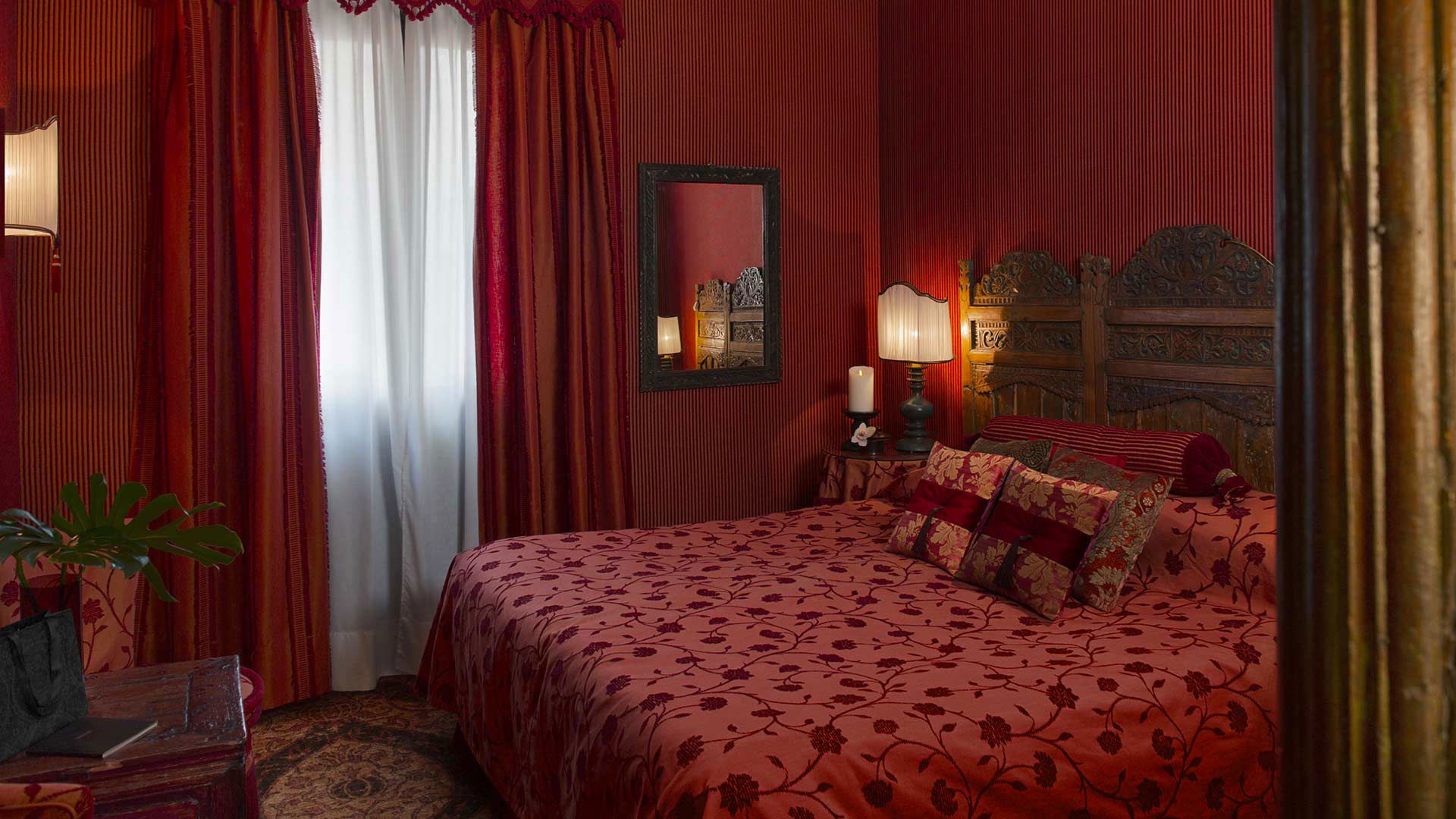 Discover the typical Venetian rooms and suites of the Metropole Hotel