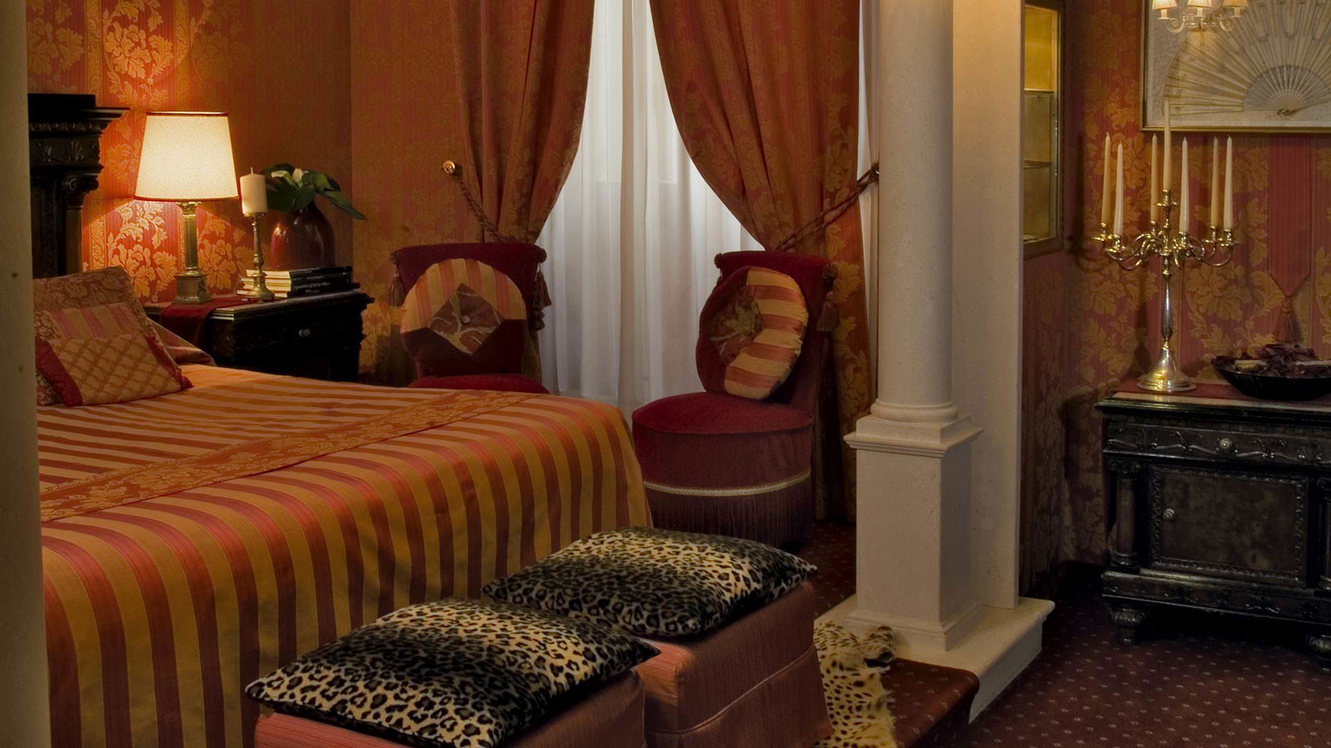 Discover the typical Venetian rooms and suites of the Metropole Hotel