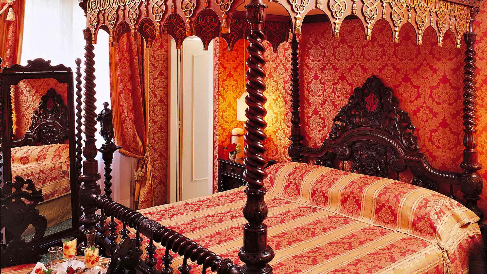 Discover the typical Venetian rooms and suites of the Metropole Hotel