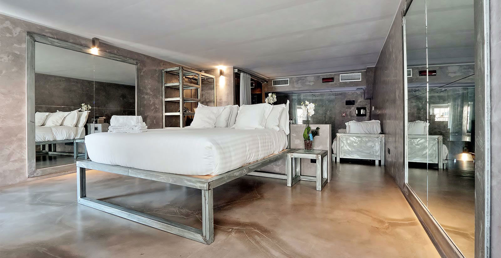 Mama's Home Rooms in Rome. Book Now our modern guest house