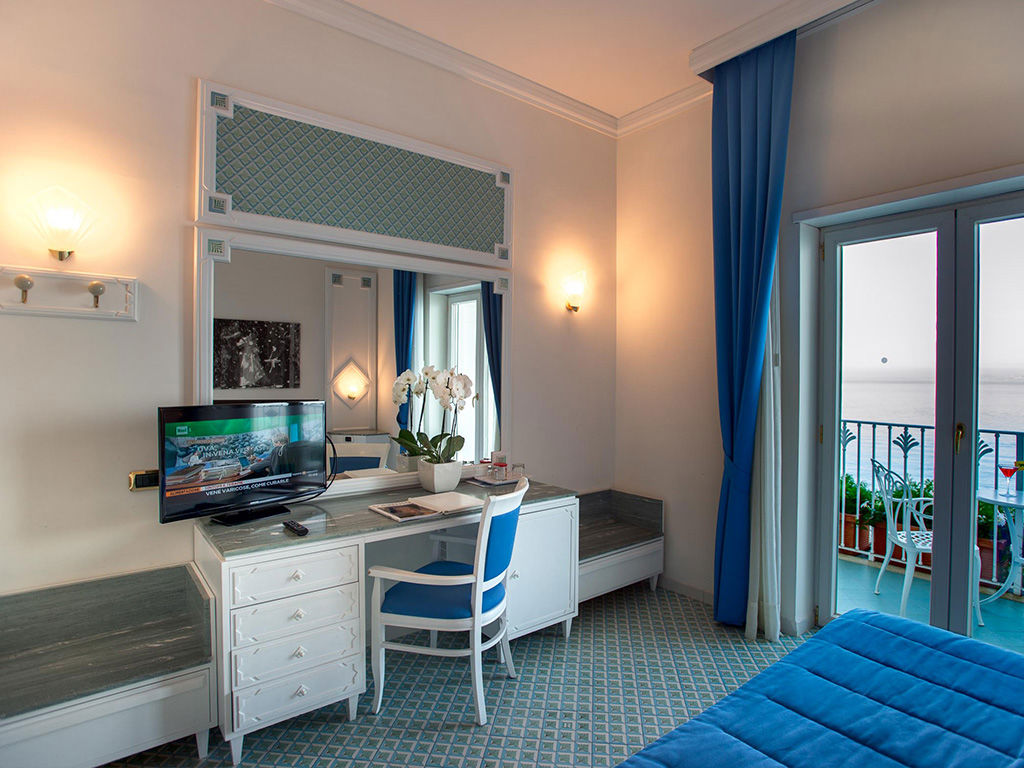 Discover The Deluxe Room Of Grand Hotel Riviera In Sorrento