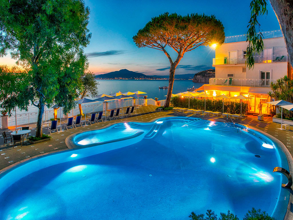 Discover Grand Hotel Riviera's pool and book in Sorrento