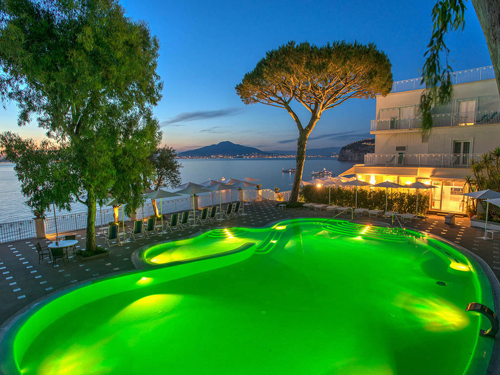 Discover Grand Hotel Riviera's pool and book in Sorrento