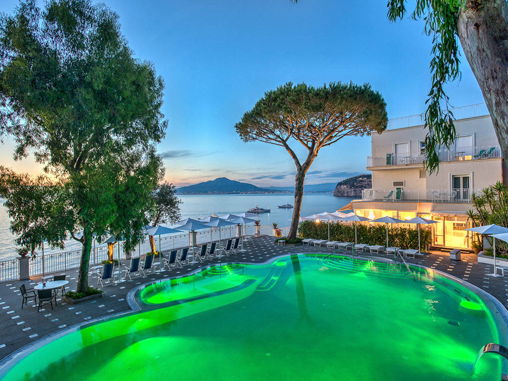 Discover Grand Hotel Riviera's pool and book in Sorrento