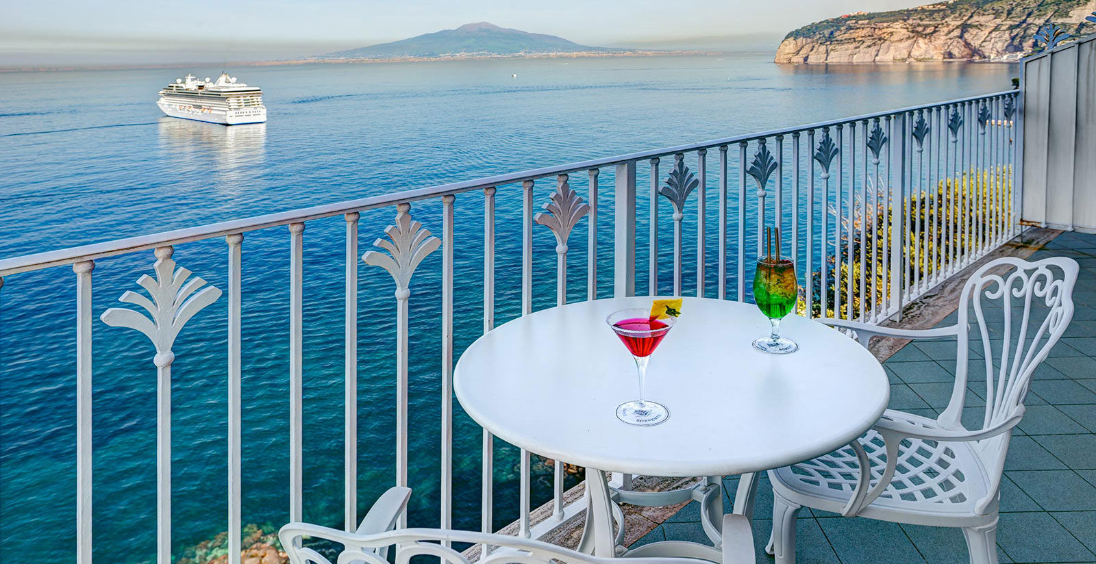 Discover the Deluxe room of Grand Hotel Riviera in Sorrento