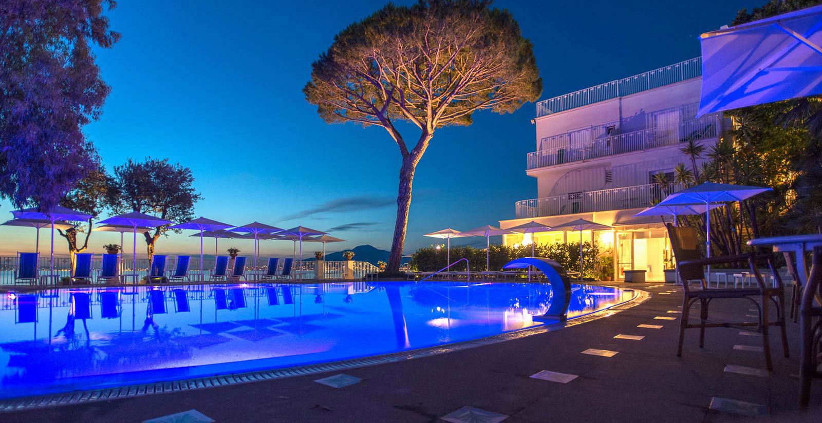 Discover Grand Hotel Riviera's pool and book in Sorrento