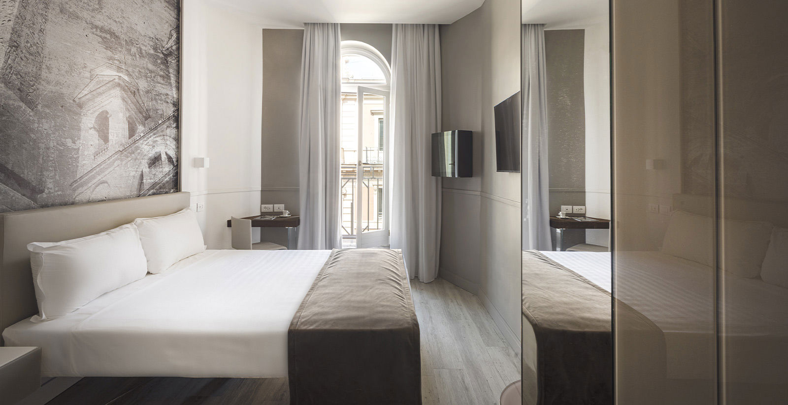 Choose the Classic rooms with balcony of Hotel Regno in Rome