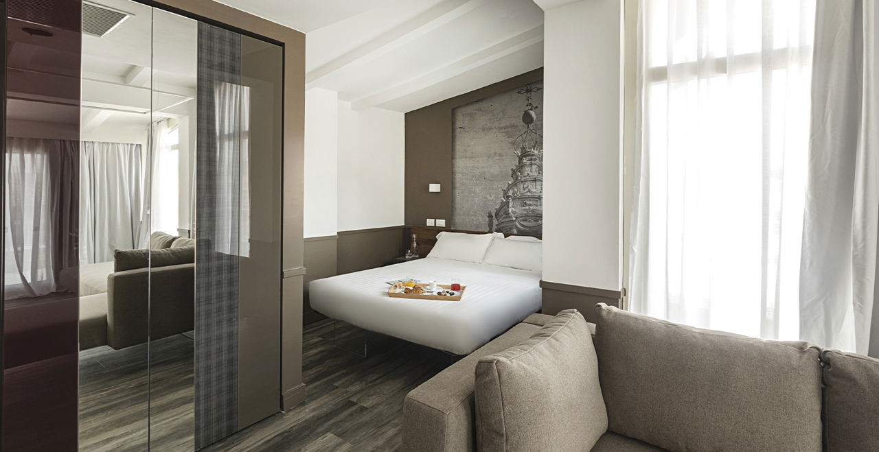 Discover the Open Suite with terrace of Hotel Regno in Via del Corso, Rome