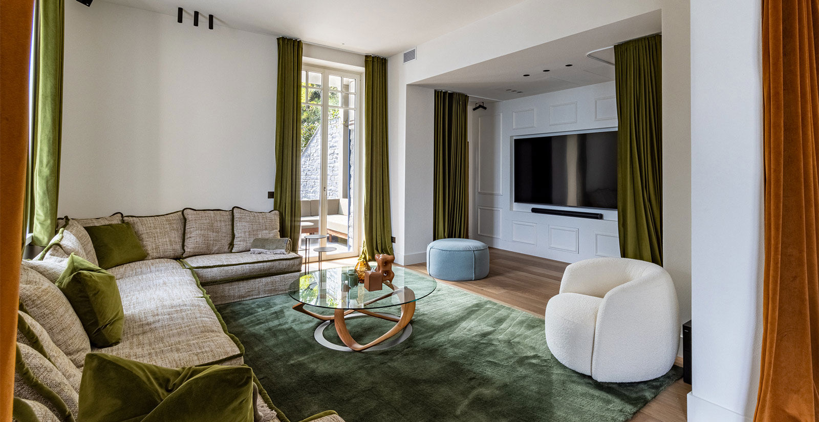 Discover the interios of the modern villa Breakwater Bellagio